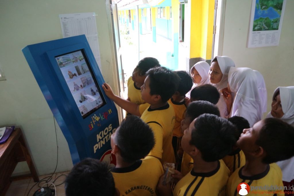 Anak SD Memanfaatkan Kipin ATM untuk Belajar